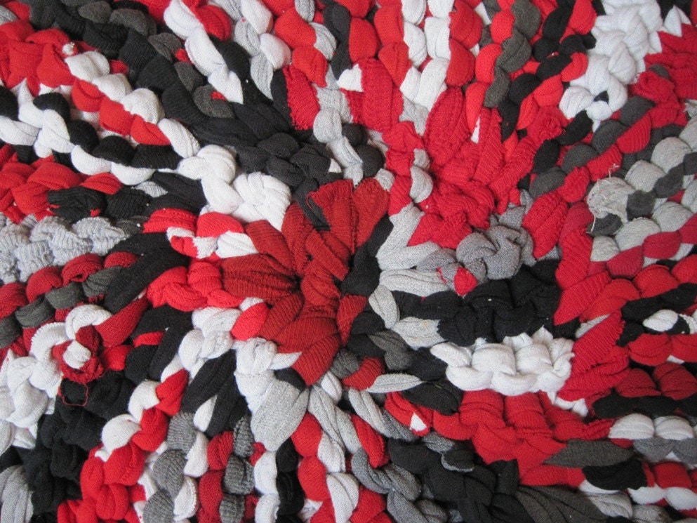 Hand-knitted T Shirt Rug Circular Rag Rug Crimson Red Black - Etsy