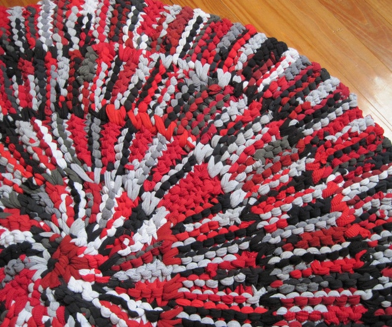 Hand-knitted T Shirt Rug Circular Rag Rug Crimson Red Black - Etsy