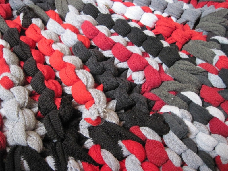 Hand-knitted T Shirt Rug Circular Rag Rug Crimson Red Black - Etsy
