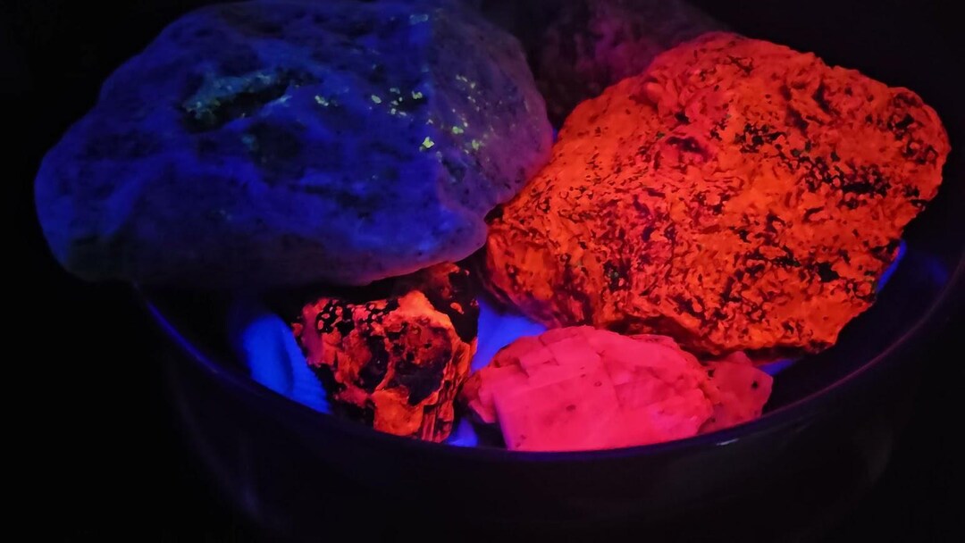 Franklin, NJ, Willemite, Calcite, and More - 10 Lb - Mix of Fluorescent ...