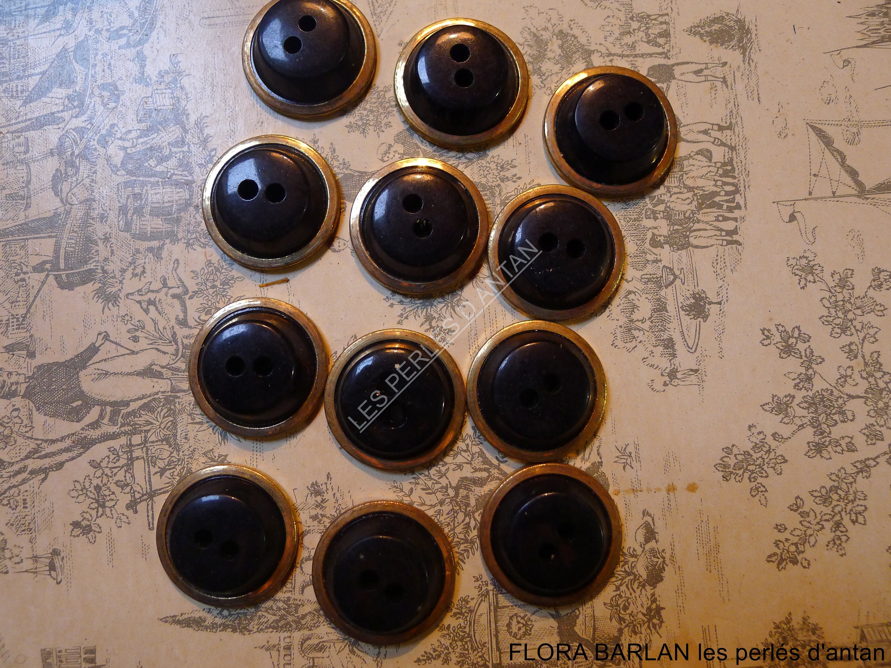 12 Antique Bakelite Buttons Circa 1940 in Bakelite - Etsy
