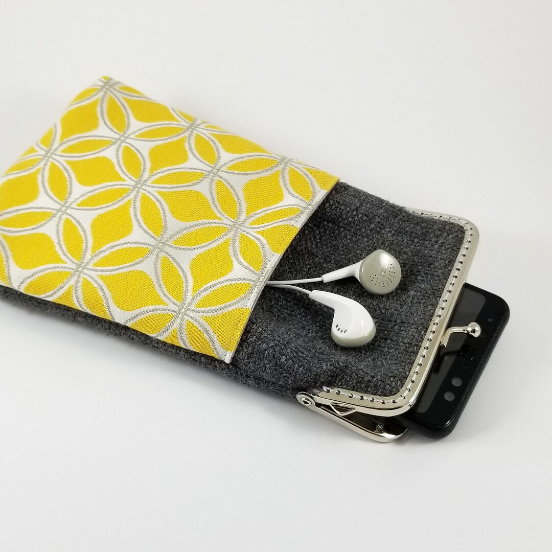 Smartphone Case With a Compartment for Headphones, Case With Kiss Lock ...
