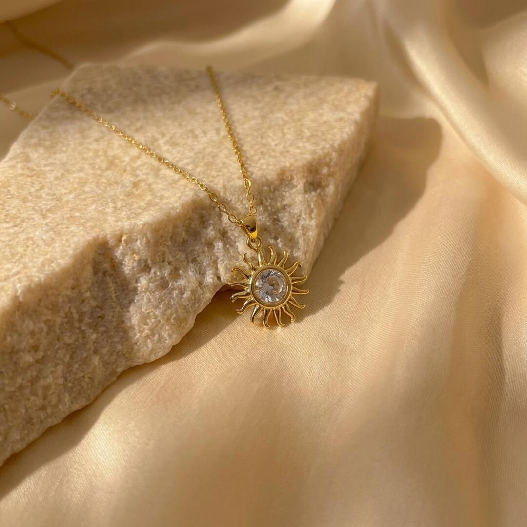 Sunshine Memory Projection Necklace - Displays the Face of the Loved ...