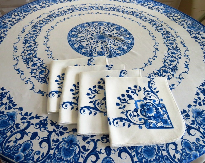 1980s Vintage Round Delft Blue Tablecloth With Four Napkins - Blue ...
