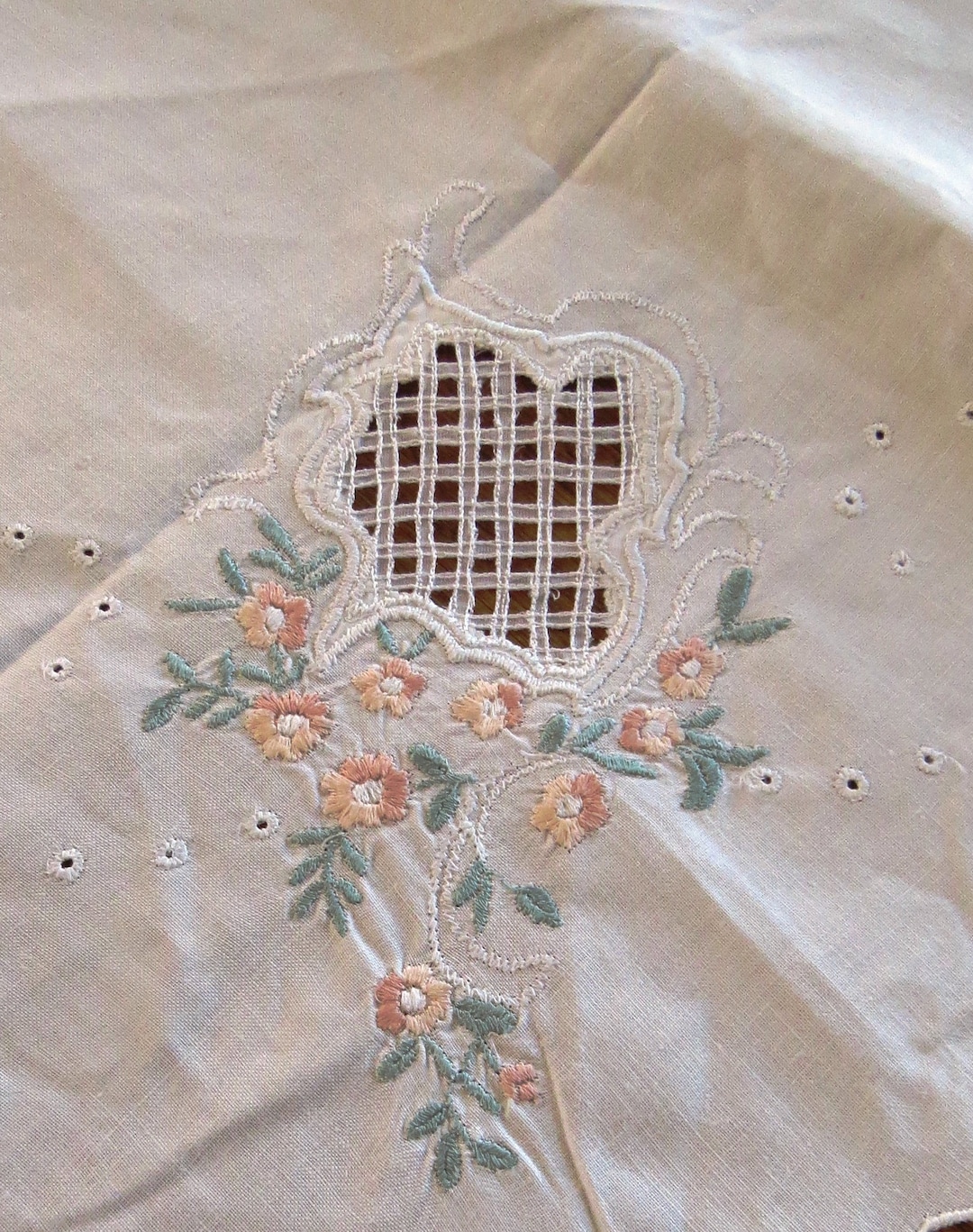 1950s Small Tablecloth Topper - Cutwork Embroidered Pale Pink Daisies ...