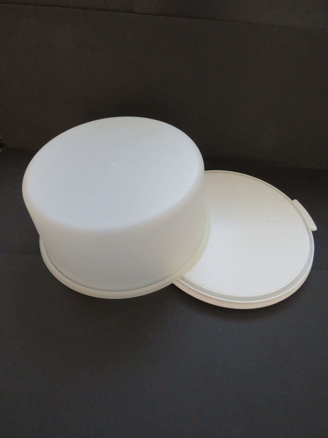 MAXI Tupperware Cake Taker - 2 Pieces - 12 Inch White Speckled Base ...