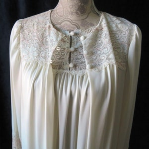 1960s Beige Peignoir Set by Shadowline - Size Small - Ecru Lace Trim ...
