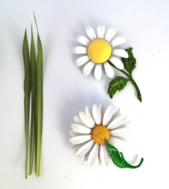 Vintage enamel daisy brooch, white flower pins from 1… - Gem