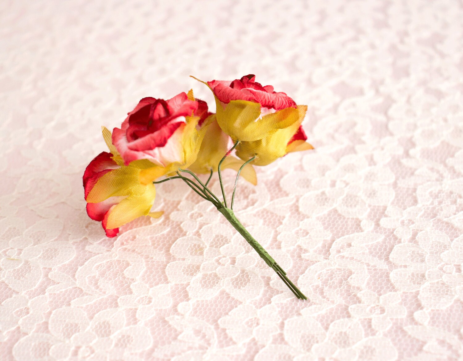 Crimson Heirloom Two Tone Paper Flowers / Curled Petals / 25 Mm Roses ...