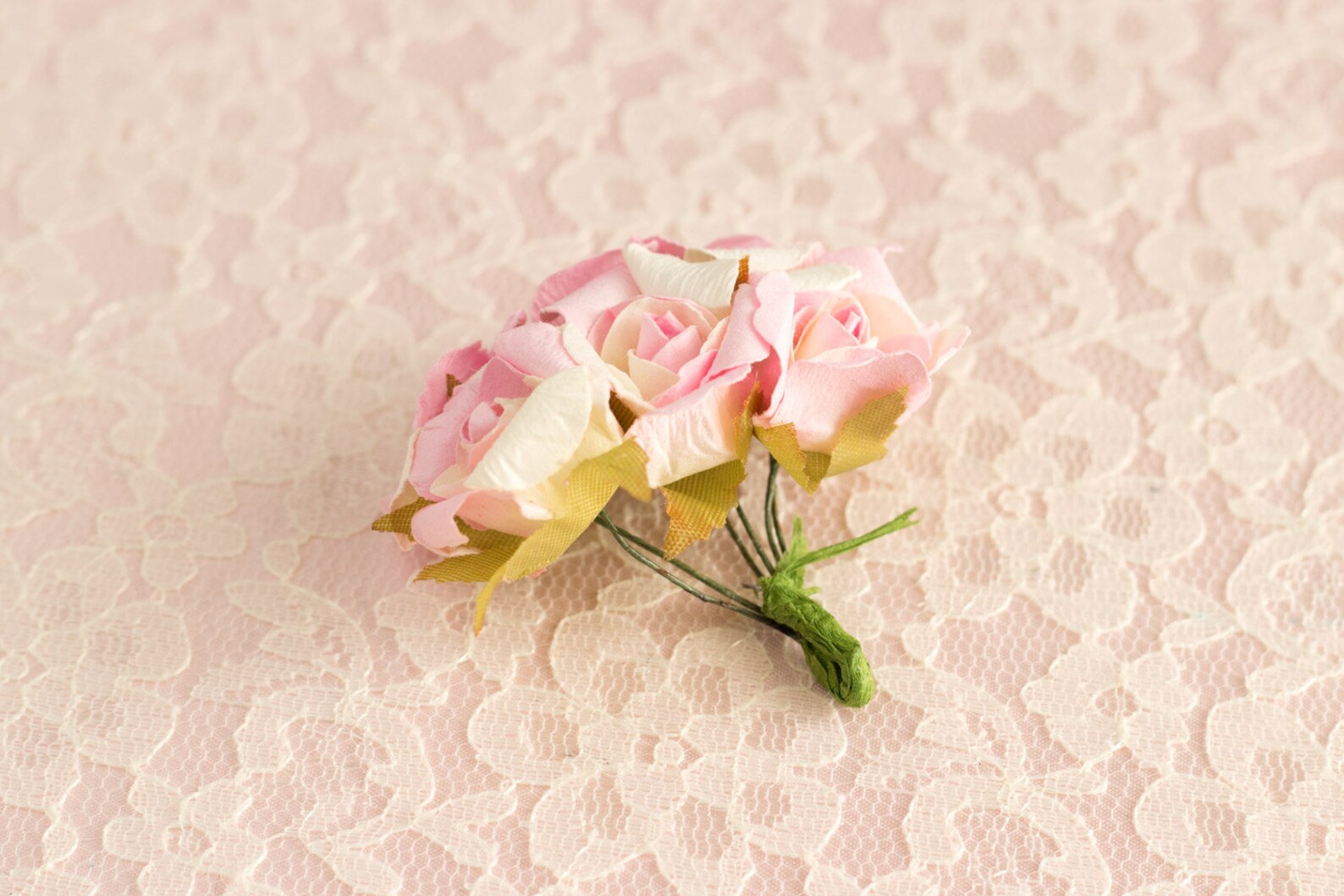 Crimson Heirloom Two Tone Paper Flowers / Curled Petals / 25 Mm Roses ...