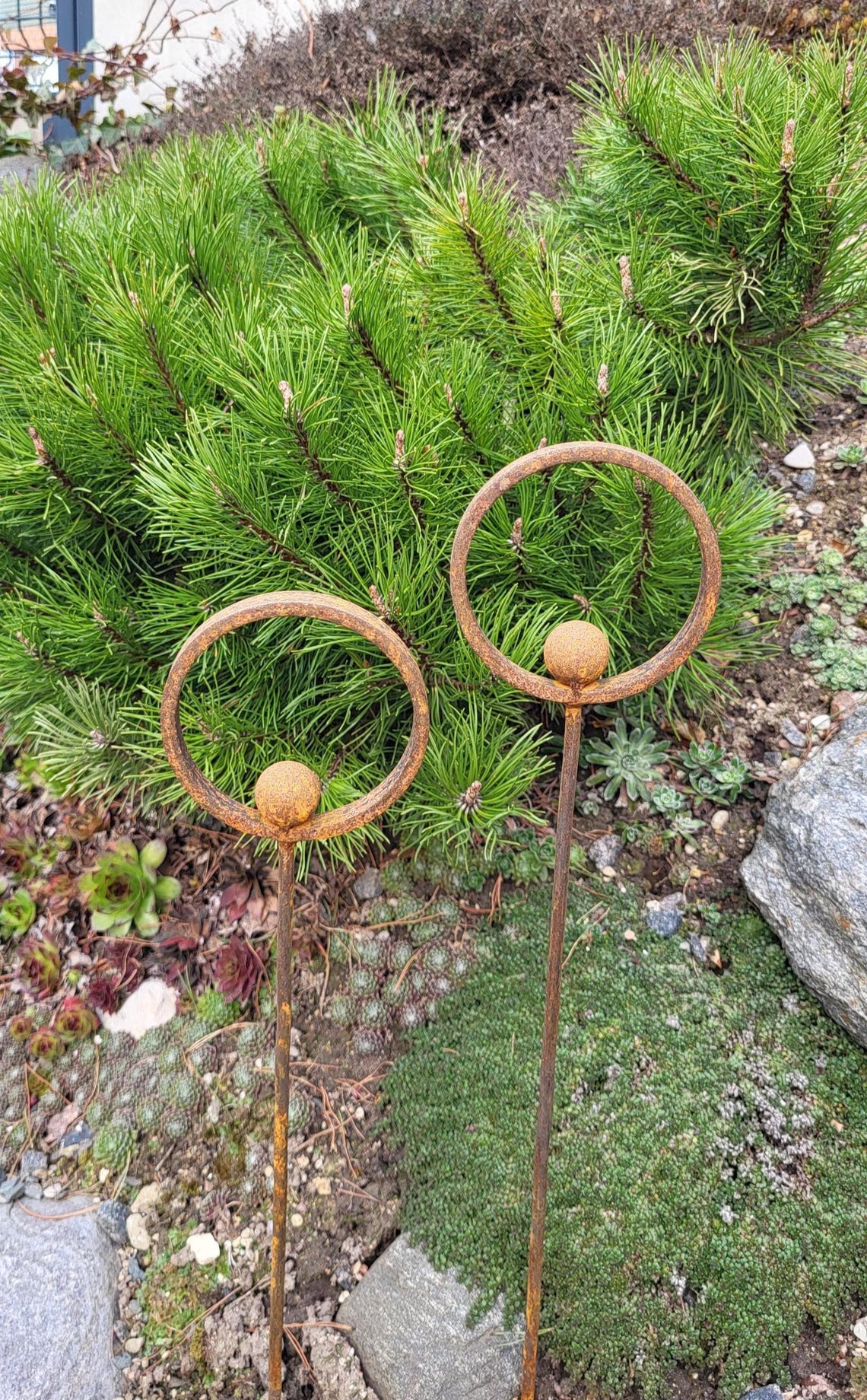 Estaca de jardim em metal enferrujado • Decoração com anel e esfera ...