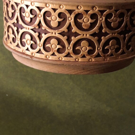 Lovely handmade box with carved patterns - Gem