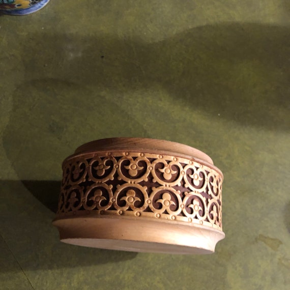 Lovely handmade box with carved patterns - Gem