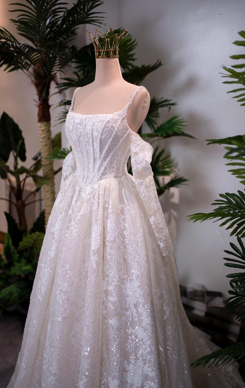 Vestido de novia de encaje con hombros descubiertos y corpiño tipo ...