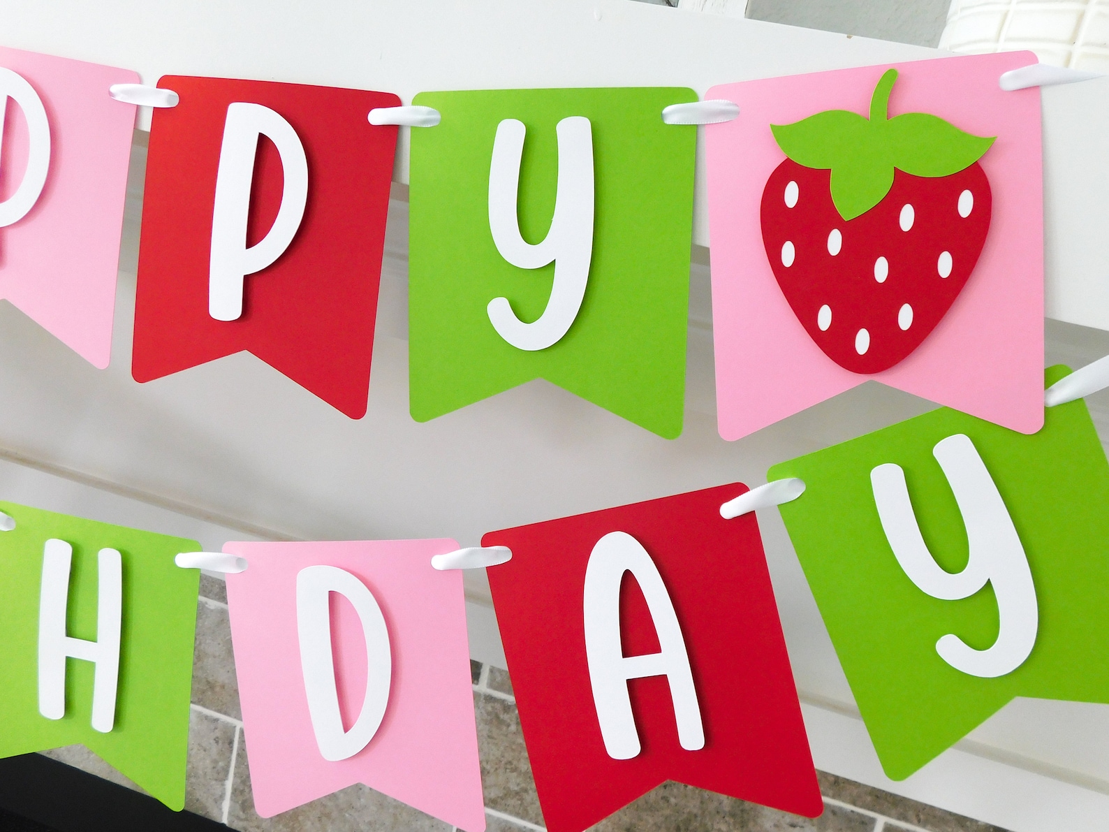 Banner de cumpleaños de fresa: nombre personalizado, decoración en rojo ...