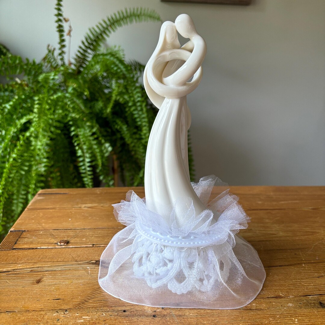 Vintage Cake Topper, White Modern Figures in Embrace, Wedding Cake Top ...