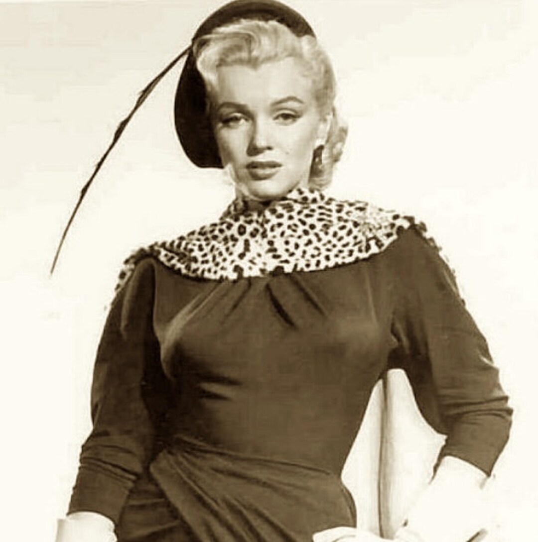 1954s Marilyn Cross-over Dress Sewing Pattern With Cross-gratered Hips ...