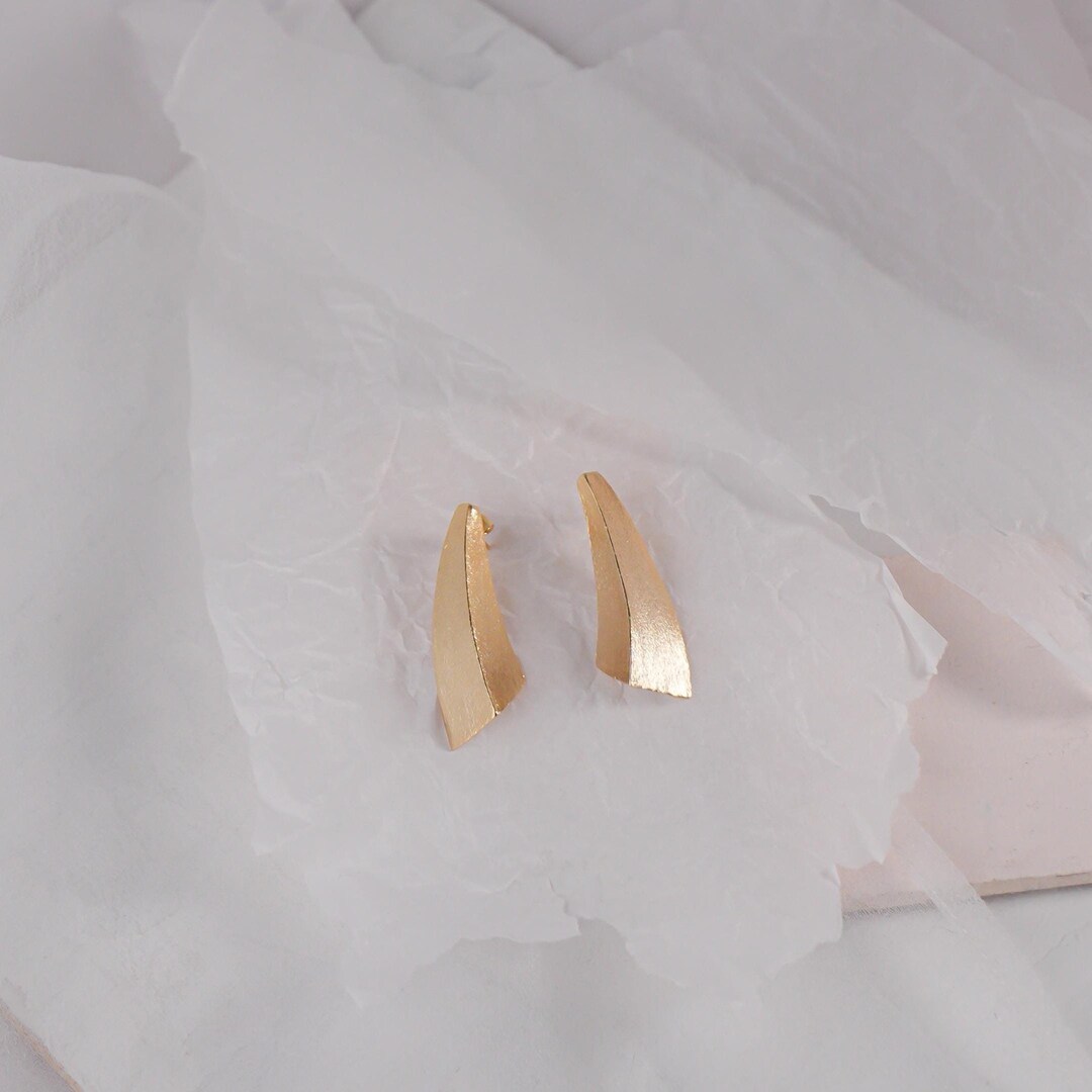 Elegant and Chic Gold Stud Earrings for Women, Geometric Gold Studs, Simple and Modern Contour ...