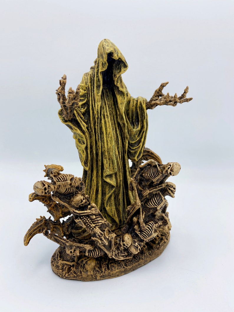 H.P. Lovecraft's the King in Yellow/ Hastur Statue - Etsy