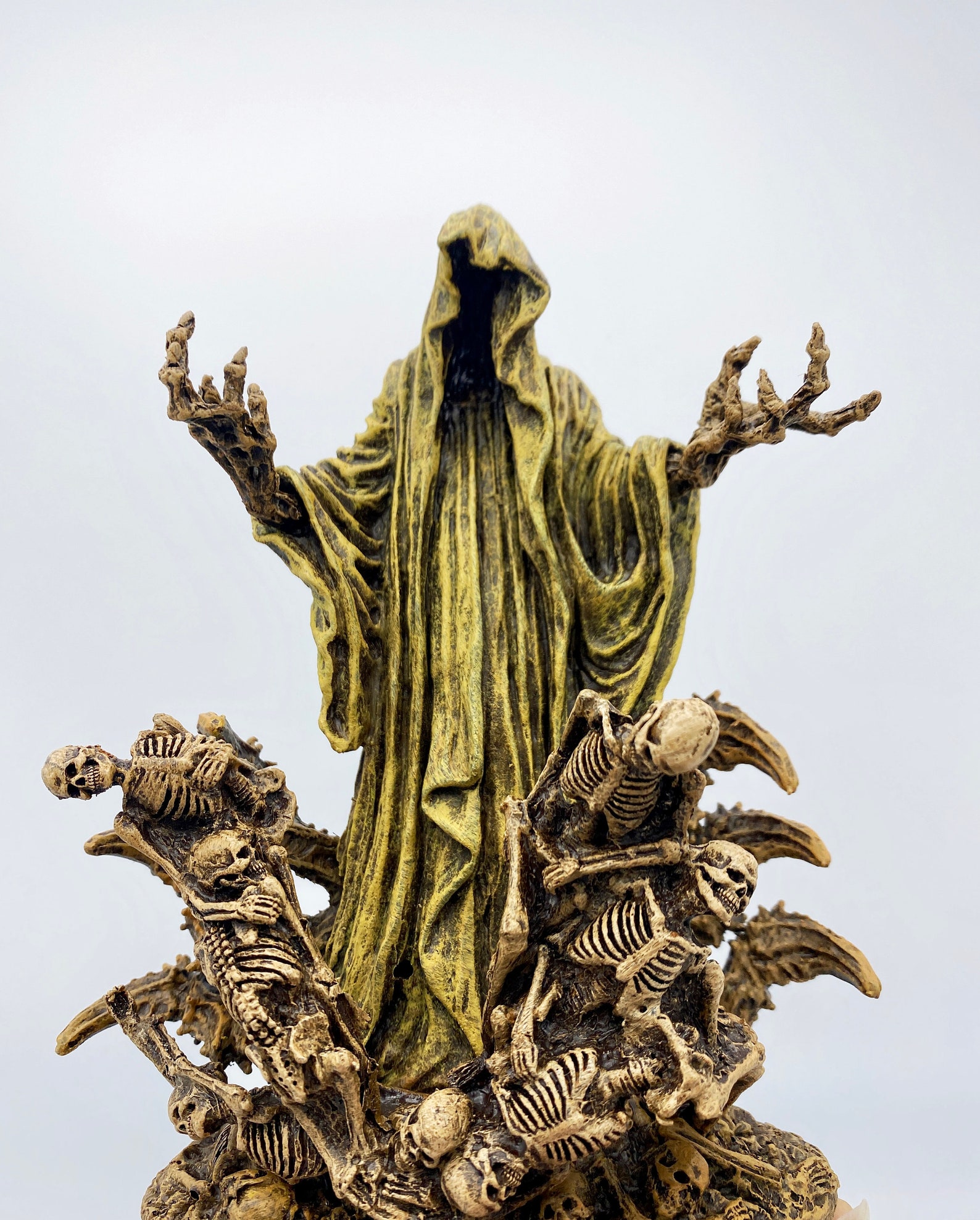 H.P. Lovecraft's the King in Yellow/ Hastur Statue - Etsy