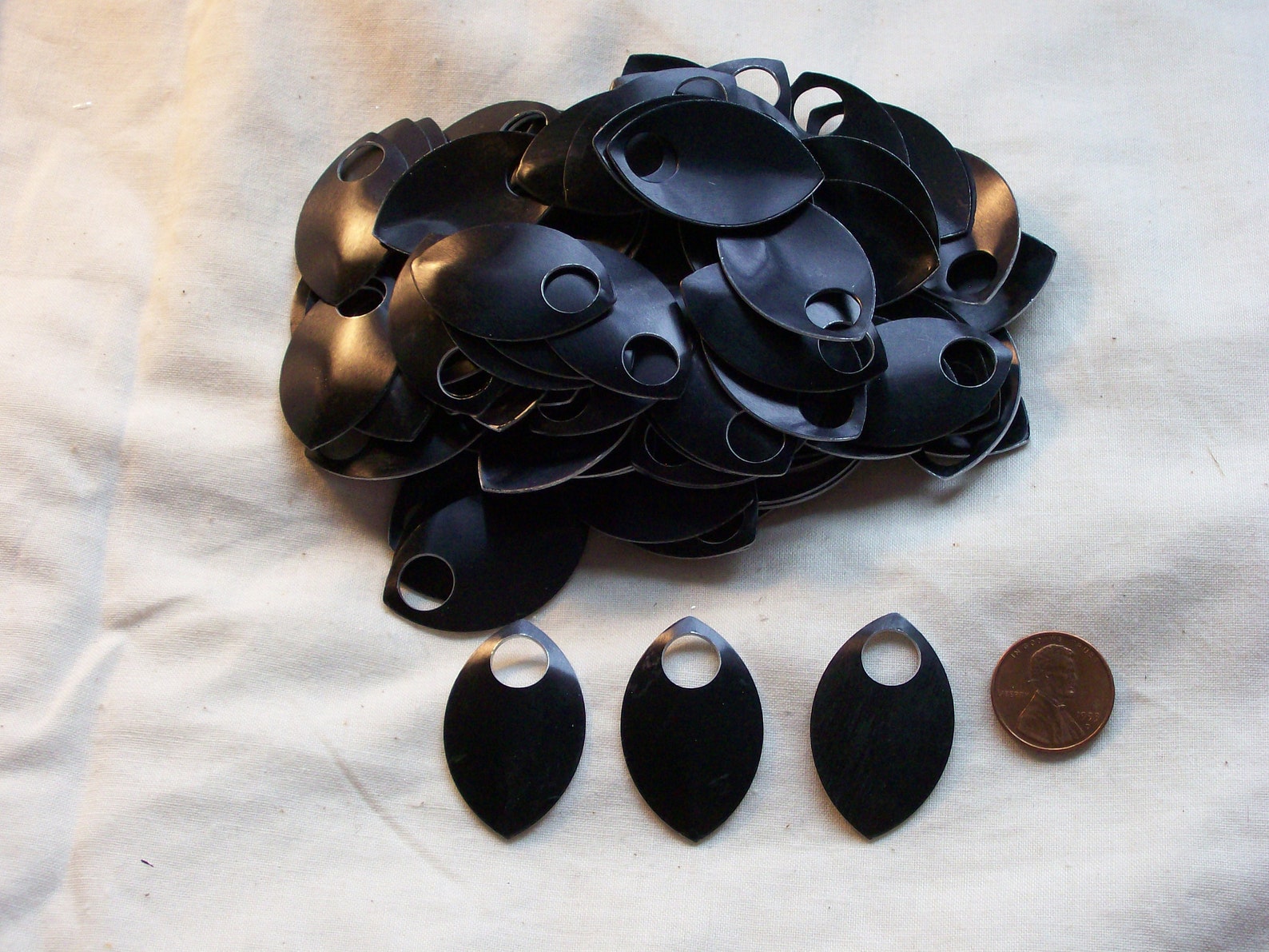 Dragon Scales - Aluminum - Large - Black - Sets of 100 - Etsy