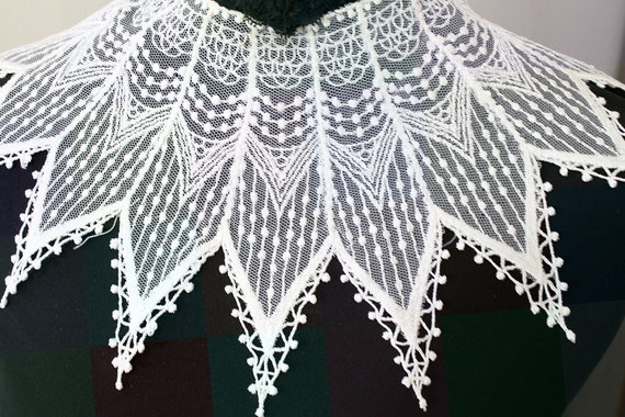 Vintage White Lace Collar with Deep Triangular Points… - Gem