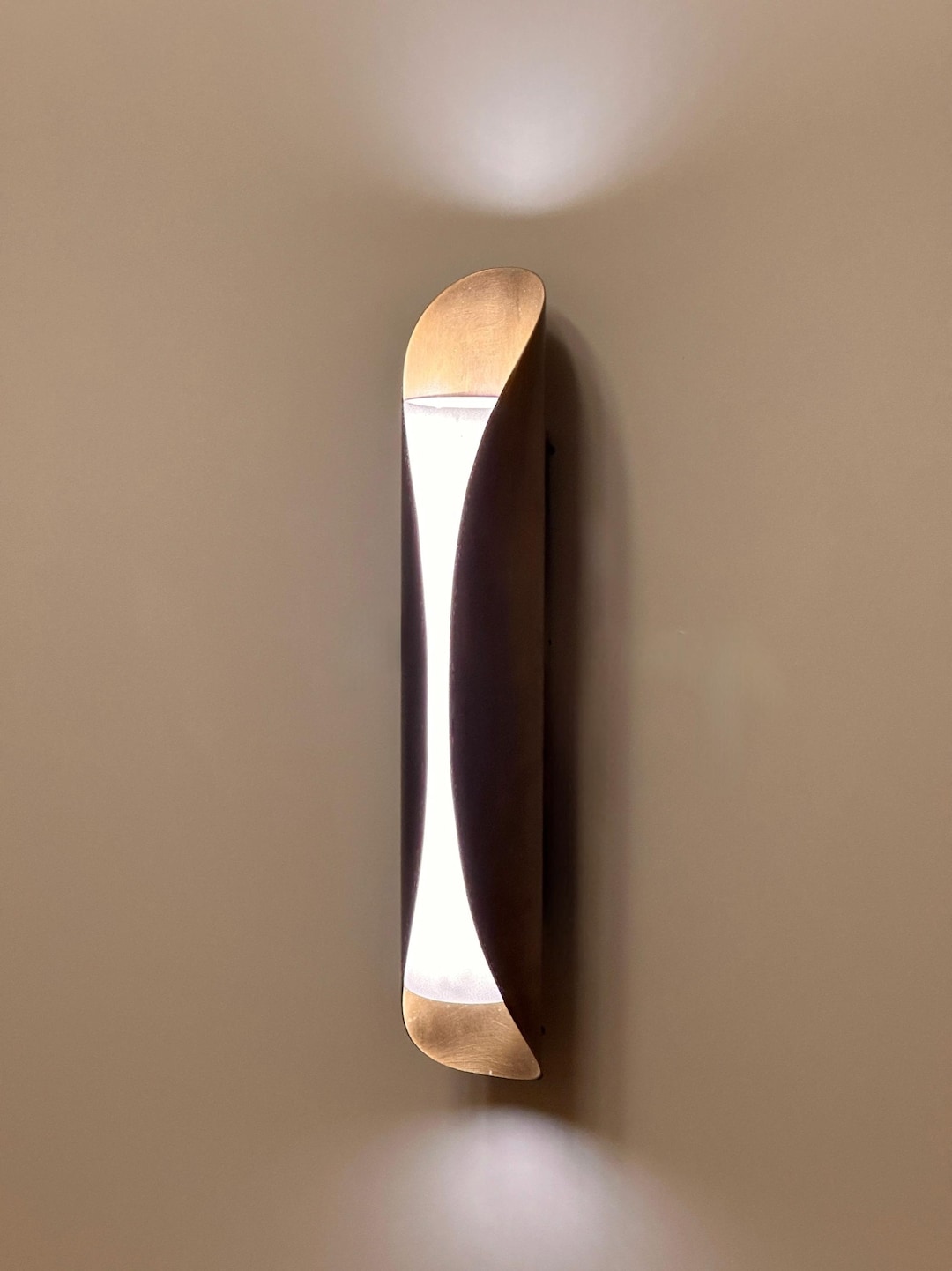 Sisak Modern Brass Wall Sconce – Luxury Interior Lighting With Ambient ...