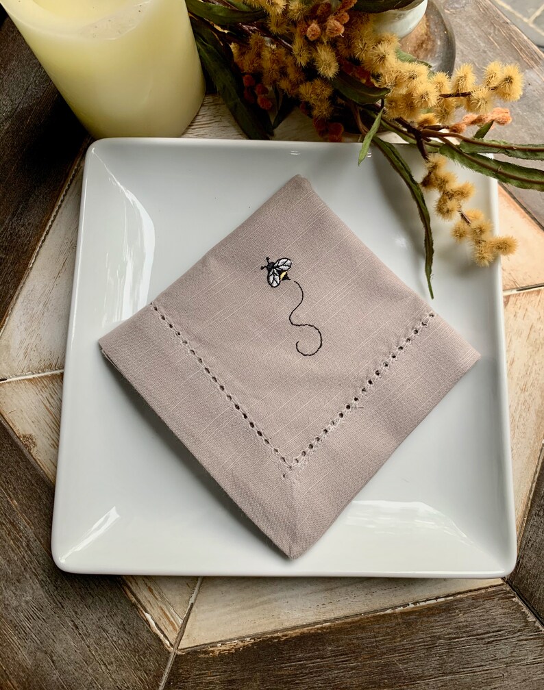 Bumble Bee Embroidered Cloth Napkins / set of 4 / bee napkins | Etsy