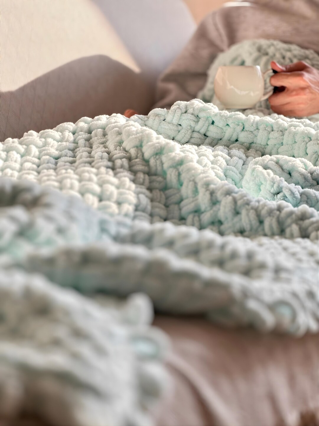 Puffy Arm Knit Throw Blanket - Giant Yarn Cozy TV Cover - Chunky Knit ...