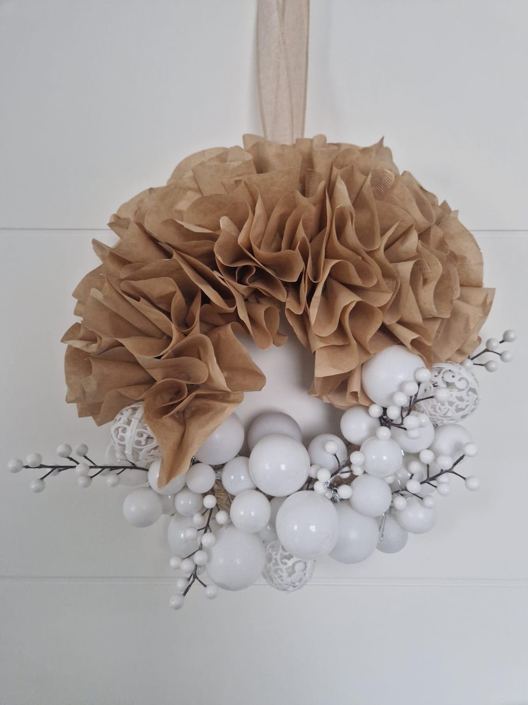 Handgemachter Deko-kranz Aus Papier & Weißen Kugeln | Winterkranz ...
