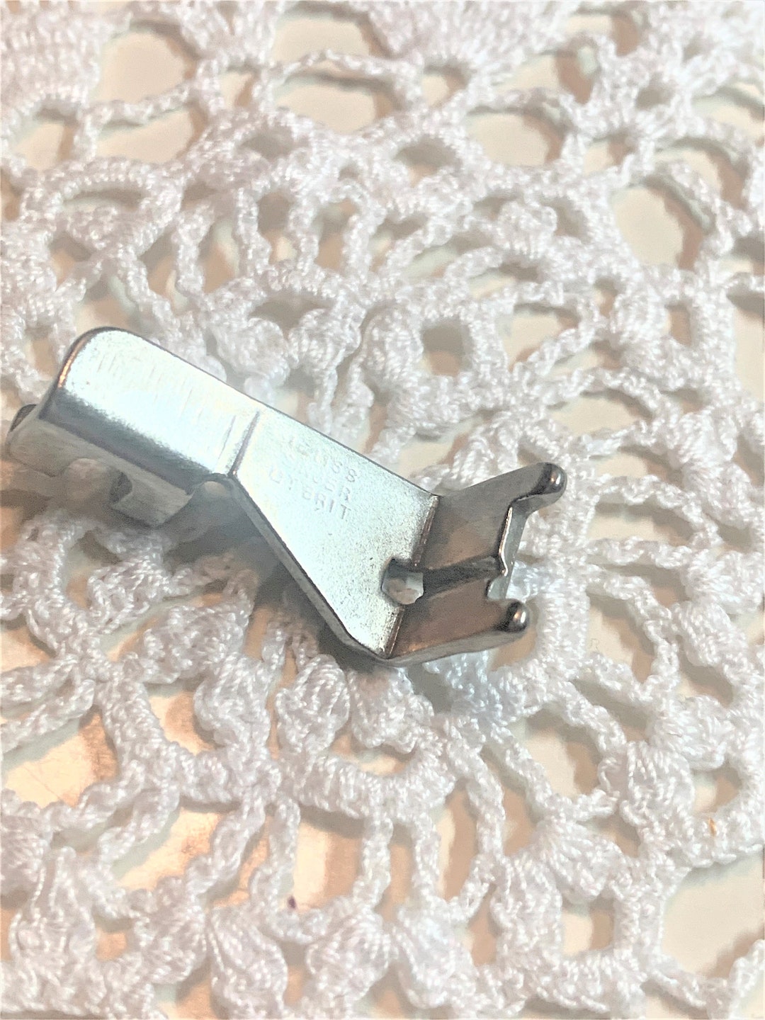 Singer Button Sewing Foot Slanted Shank Presser Foot Attachment #161168 ...