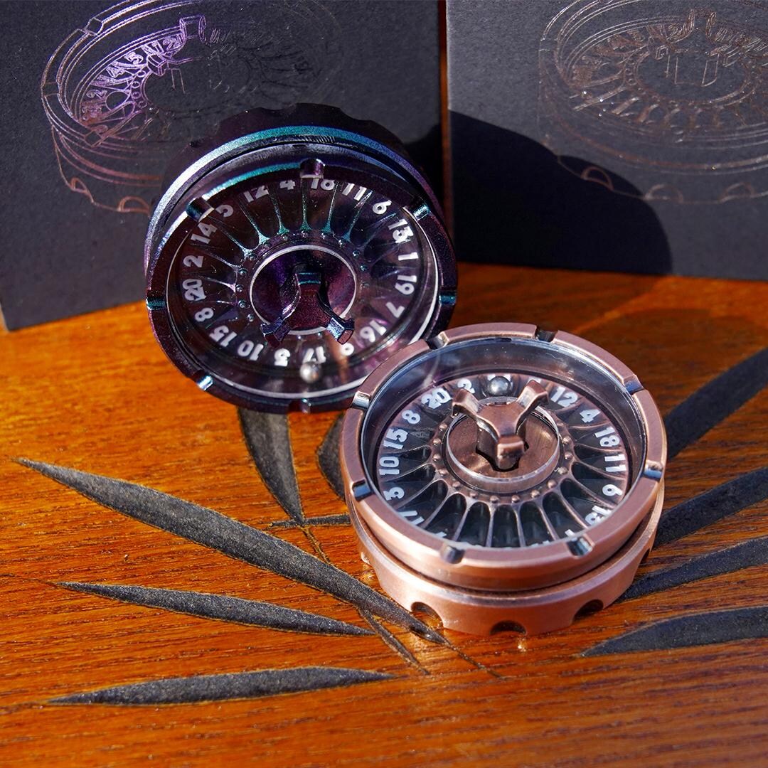 Carving Dragon Patterned Rolling Compass Dice, Paired With a Black Gift ...