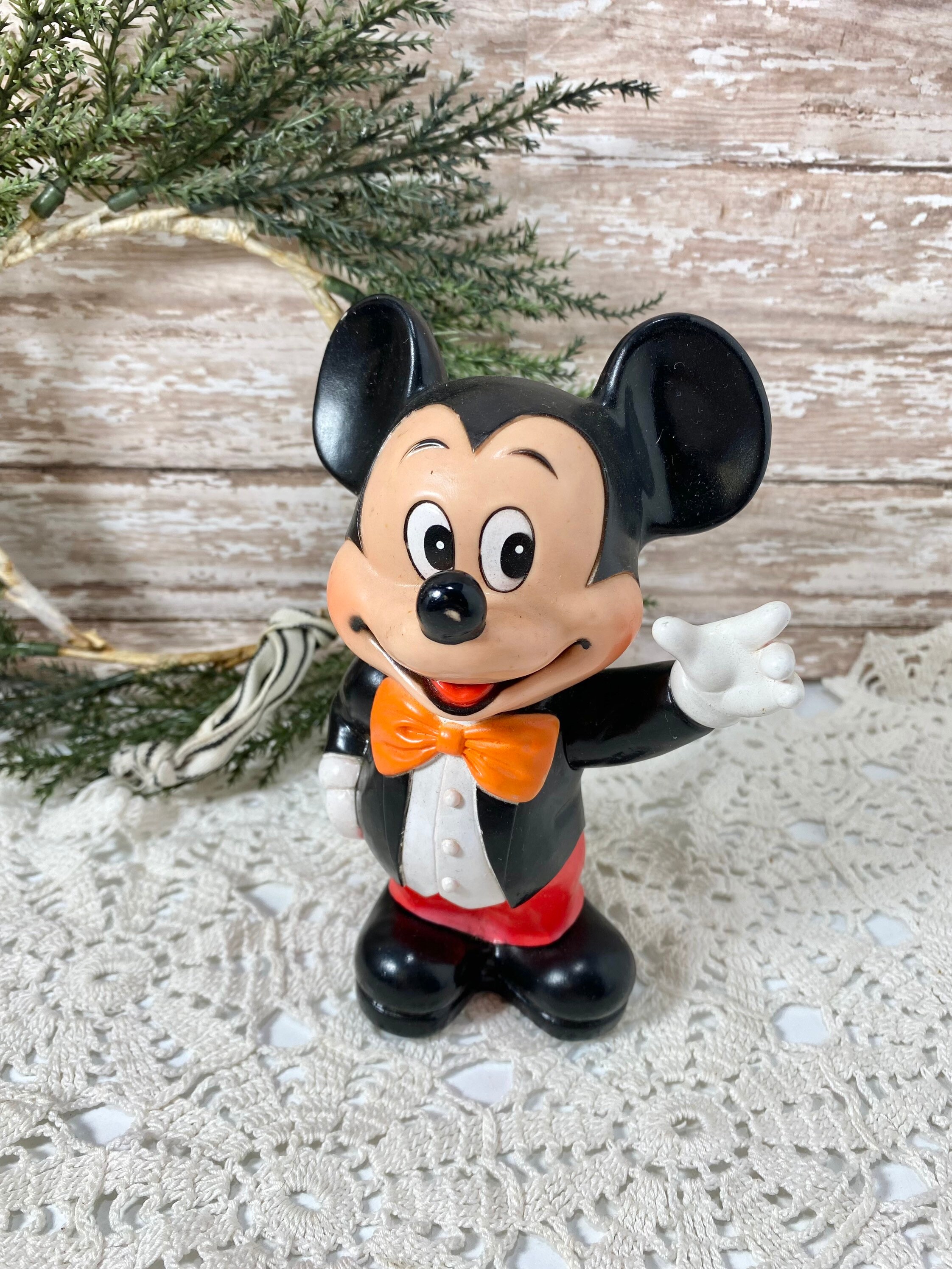 Minnie Mouse Waving Hi