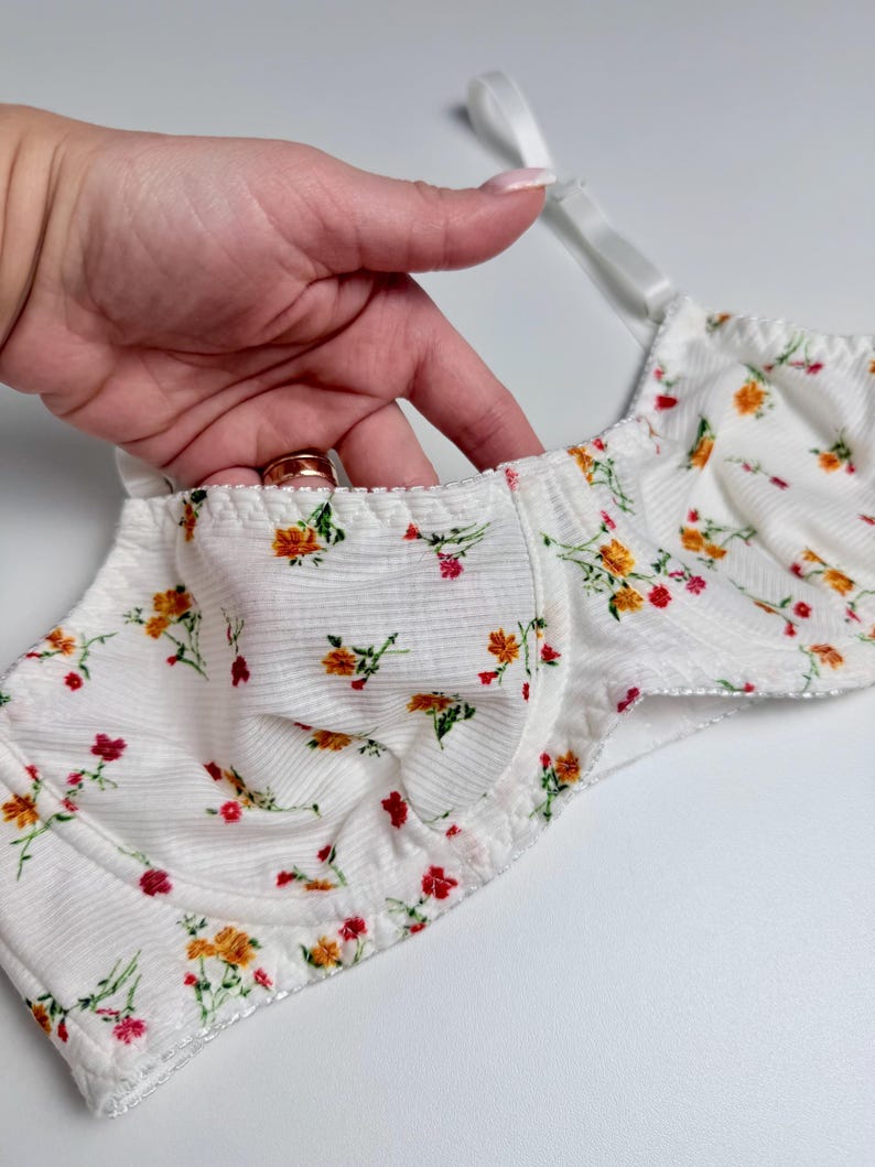 Weiß gerippter Blumen-Lingerie-Set - weicher Bügel-BH und passender ...