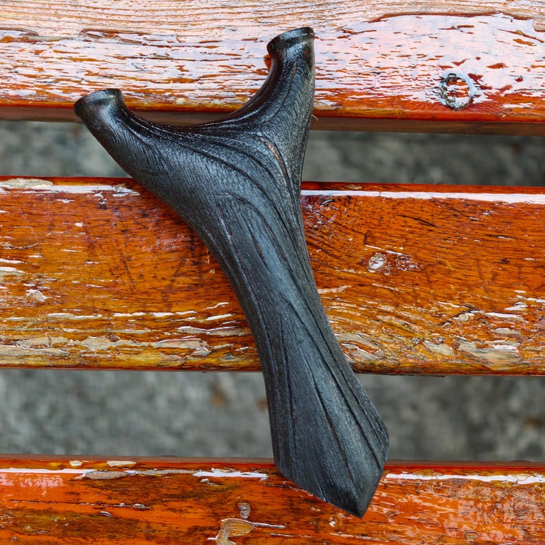 Dark Knight — Lance-pierre en poirier sculpté à la main, finition ...