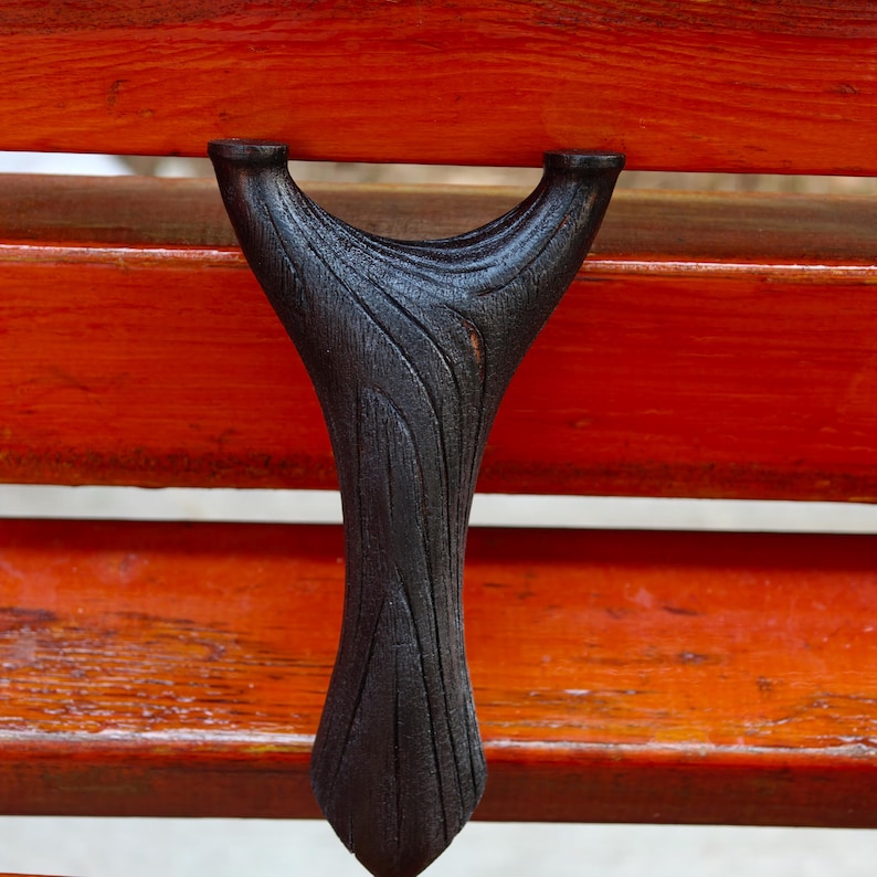 Dark Knight — Lance-pierre en poirier sculpté à la main, finition ...