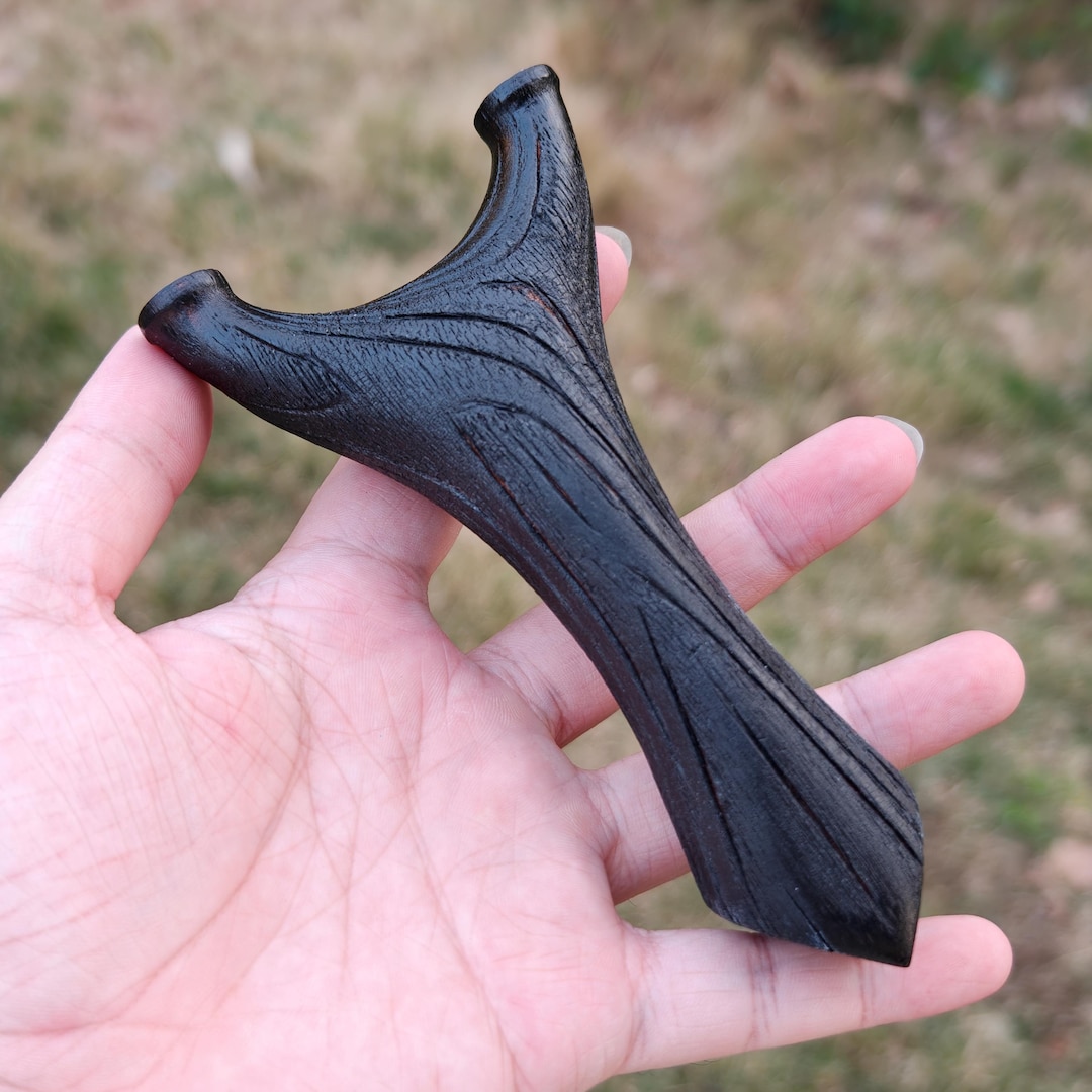 Dark Knight — Lance-pierre en poirier sculpté à la main, finition ...