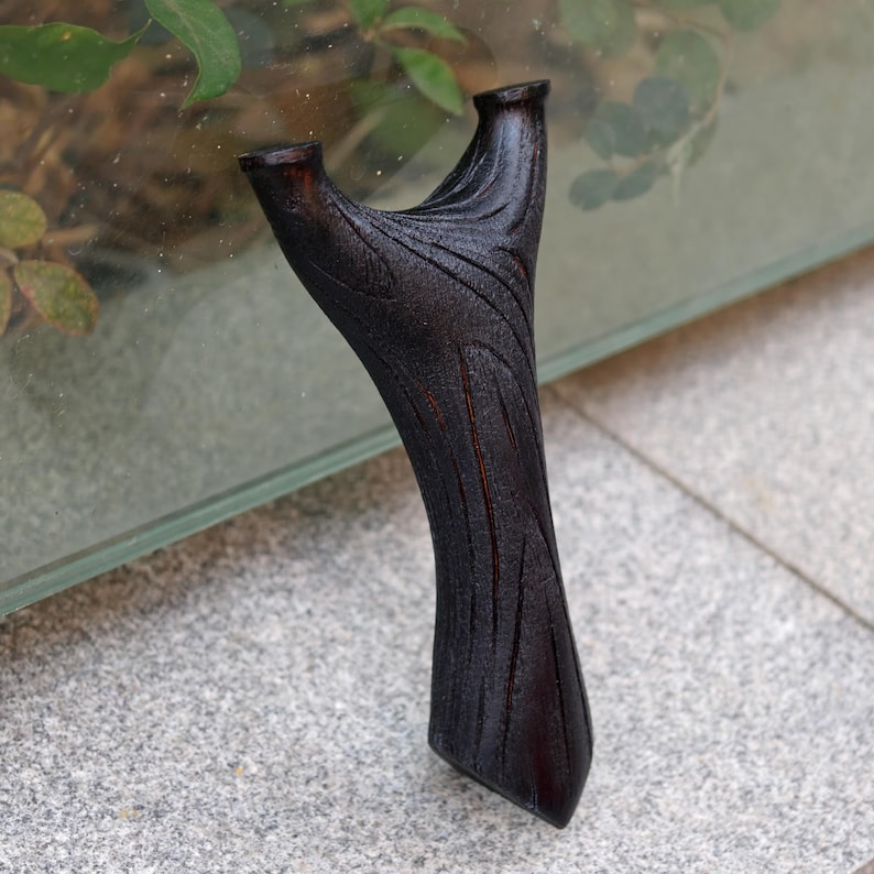 Dark Knight — Lance-pierre en poirier sculpté à la main, finition ...