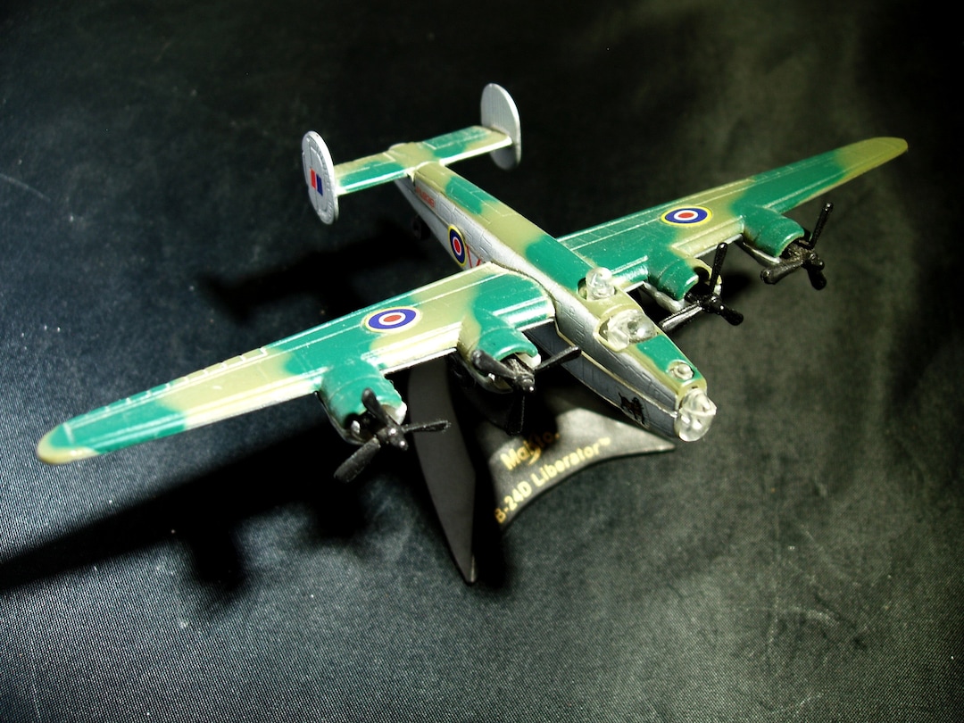 Mini Diecast RAF B-24D LIBERATOR Airplane on Stand by Maisto- 5 ...