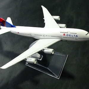 Mini Diecast DELTA 747 Jet Airplane on Stand 6" Long 6" Wingspan- Great ...