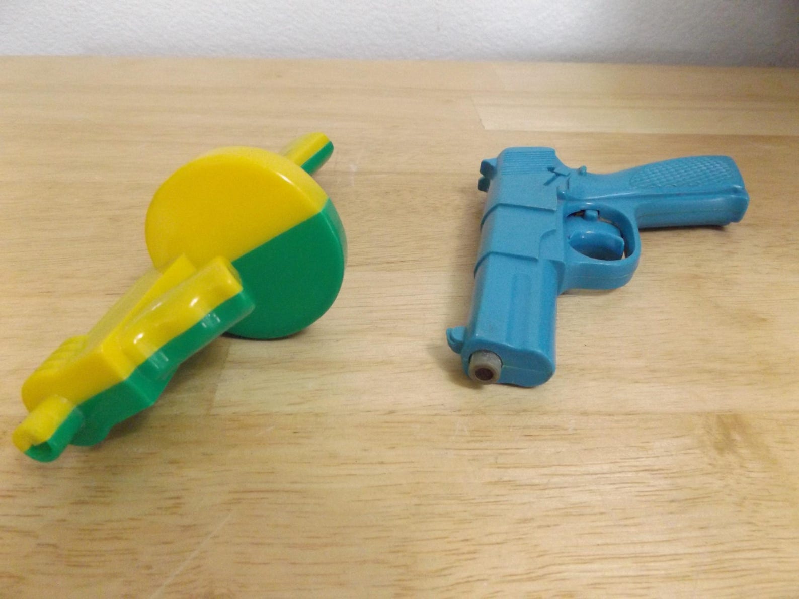 Two Vintage Plastic Toy Clicker Guns / Lionel Tommy Gun - Etsy