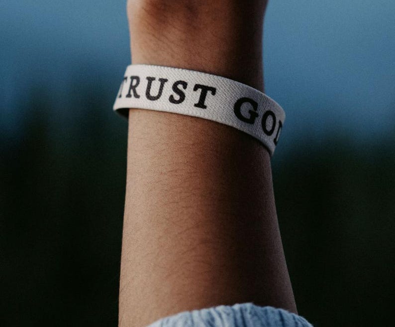 Trust God Yappy Bracelet - Daily Bible Verse - Etsy