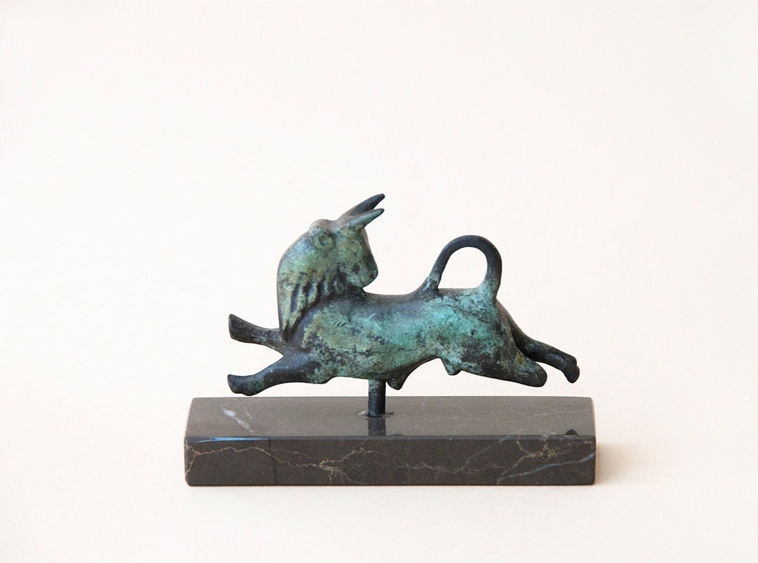 Toro greco minoico piccola scultura in bronzo, toro in salto scultura ...