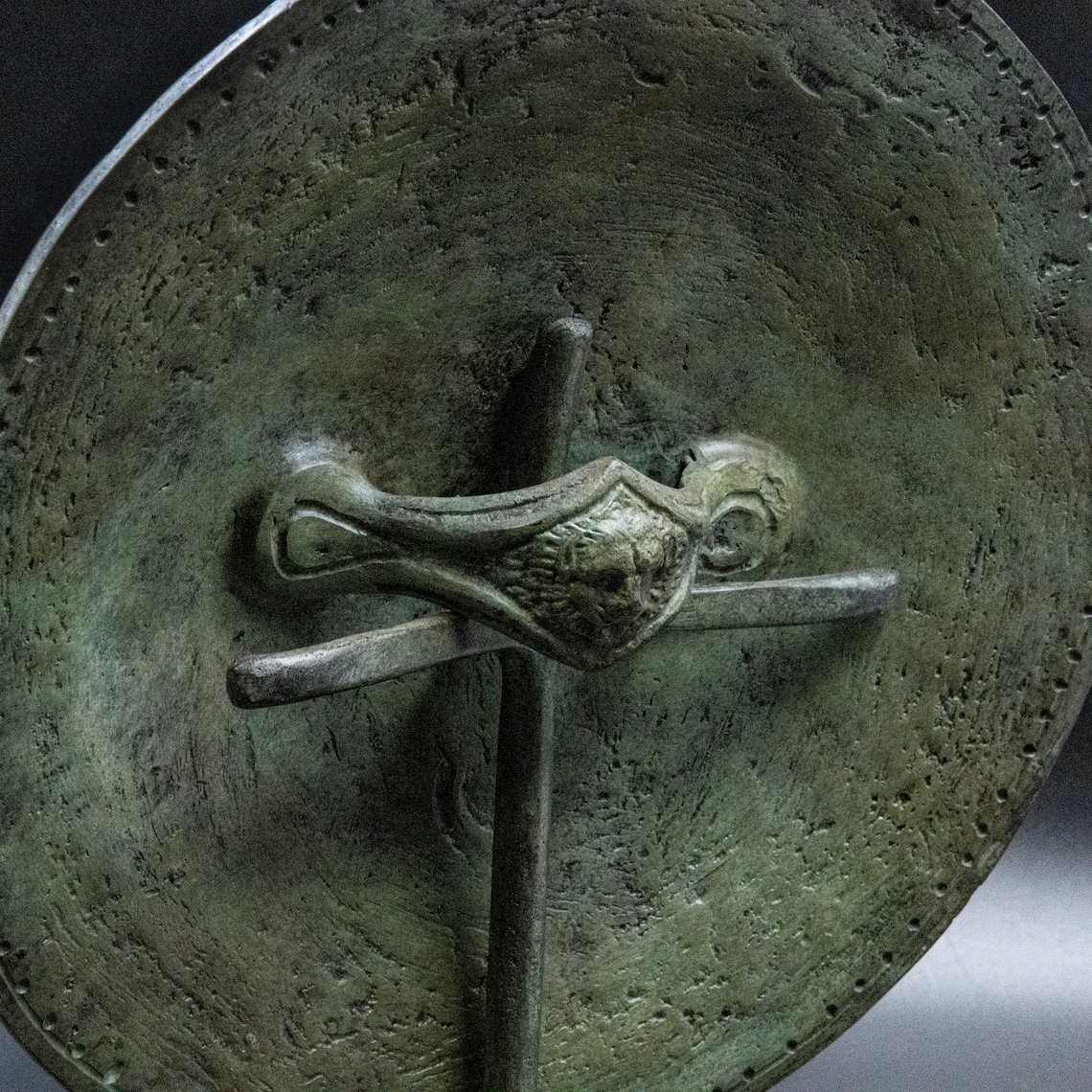 Escudo de la diosa Atenea con cabeza de Medusa y llave griega ...