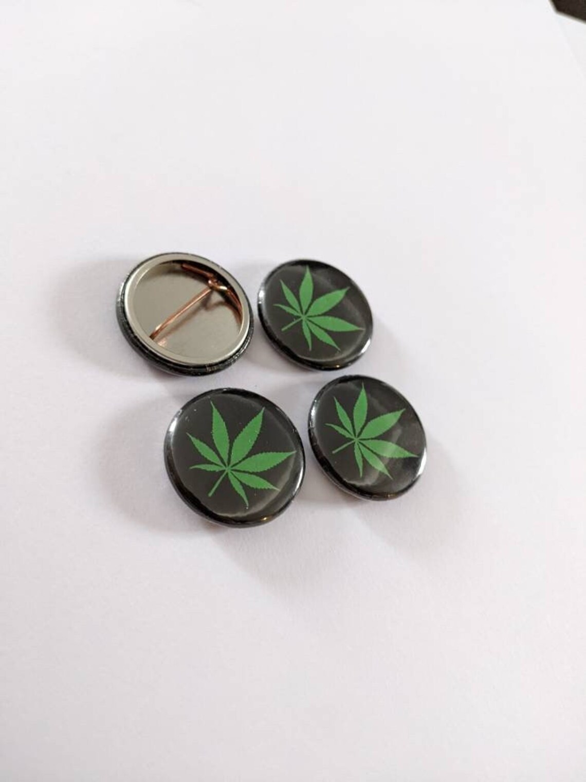 Marijuana Leaf 1 Inch Pins Buttons Pinbacks Badges - Etsy Canada