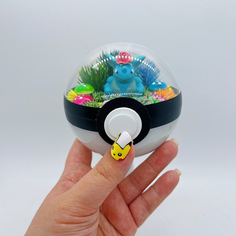 LIGHT UP Nidoqueen Terrarium Pokeball - Etsy
