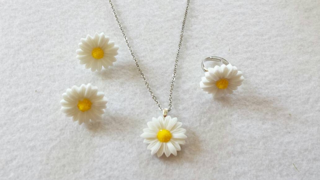 White Large Daisy Set of Necklace Earrings and Ring - Etsy