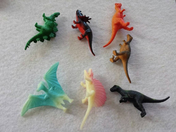 10 Dinosaur Key Holders Party favors or Cupcake toppers. | Etsy