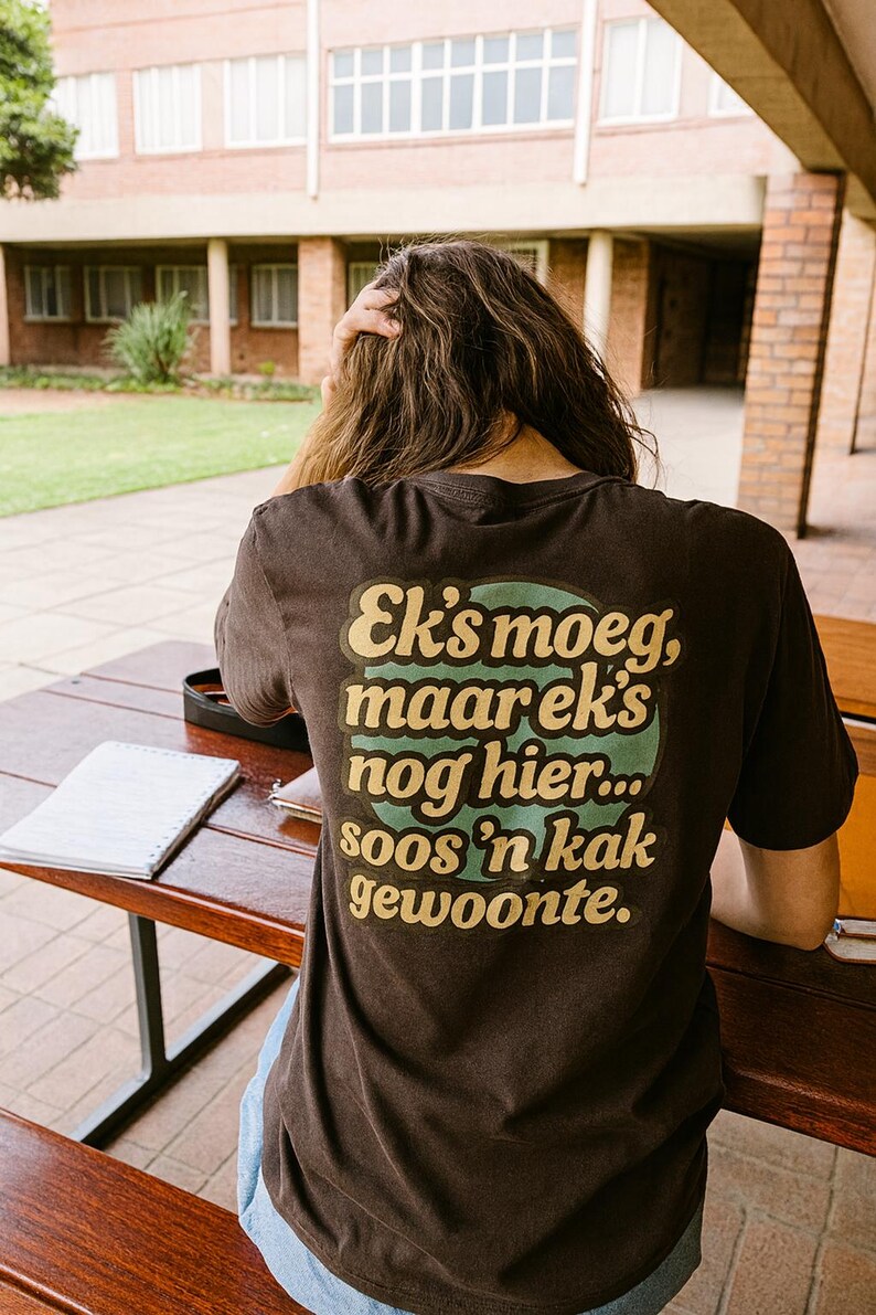 Retro Afrikaans Quote PNG – Ek’s Moeg Maar Ek’s Nog Hier Soos ’n Kak ...