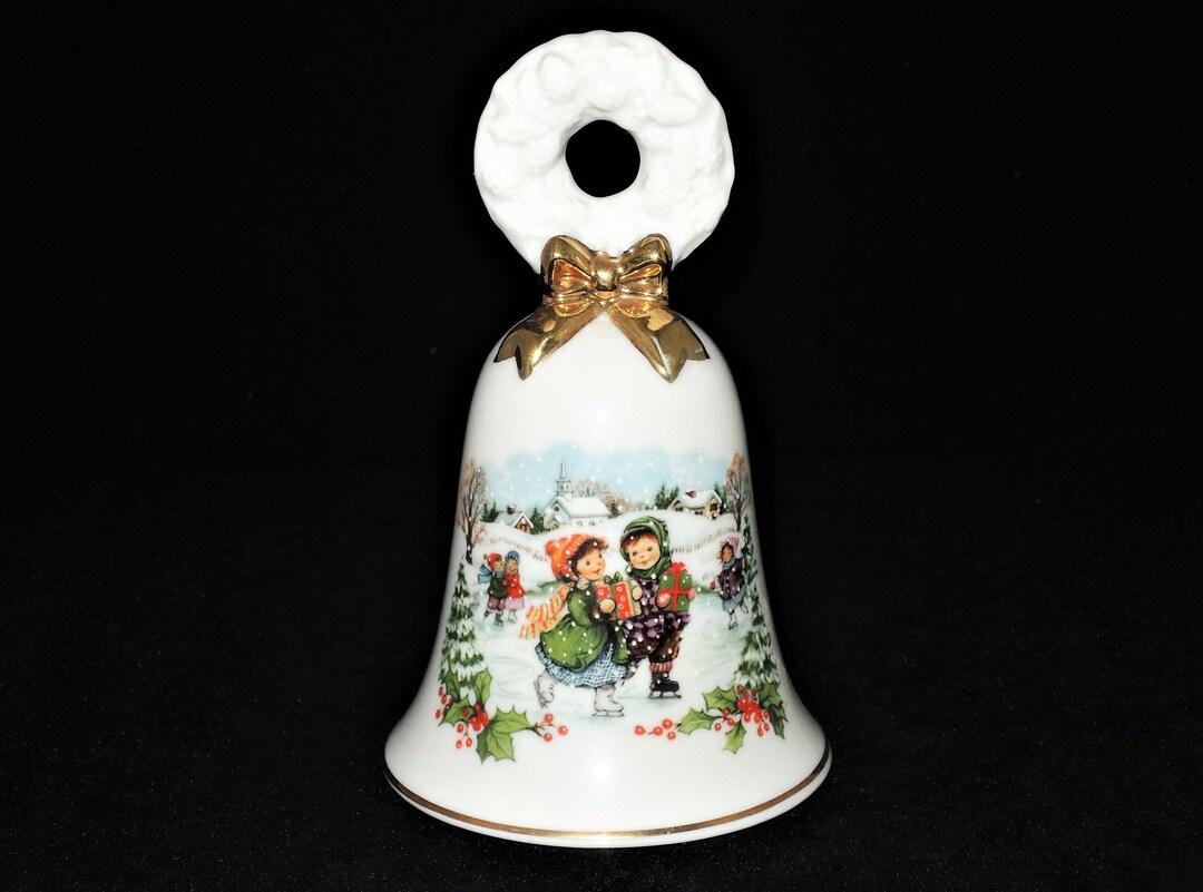 Vintage Avon 1986 Christmas Bell With 22K Gold Trim and Wreath Handle ...